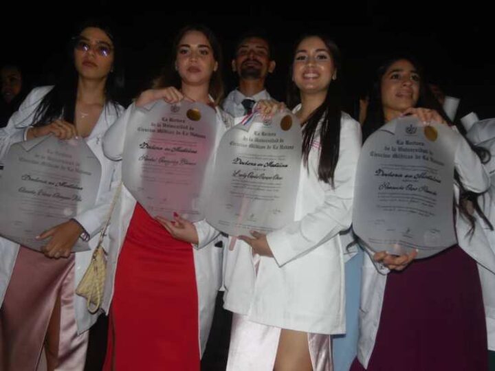 Realizan ceremonia de graduación de Doctores en Medicina – CMBQ Radio ...